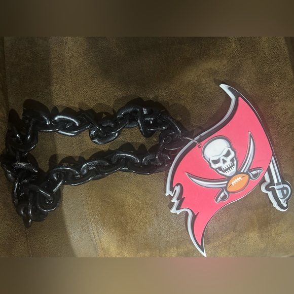 Accessories | Black Tampa Bay Bucs Chain With Red Pirate Flag Pendant ...